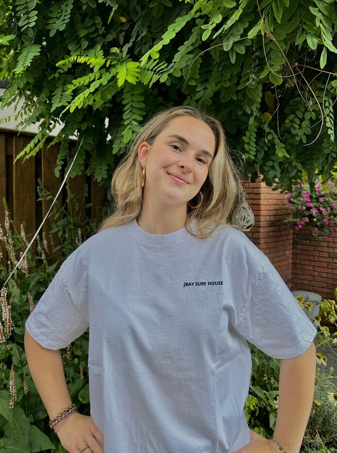 Julie Claessen geeft surflessen aan kinderen in Zuid-Afrika: ‘Ze worden ...