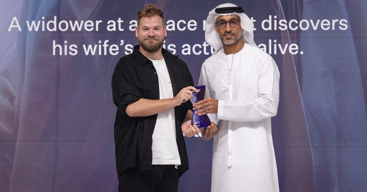 Oud-Nuenenaar Tomias (35) wint schrijfwedstrijd in Dubai met verhaal over rouw: ‘Met ...