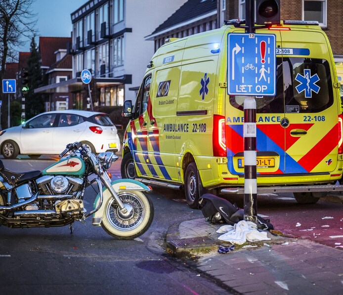 Motorrijder botst met auto en valt tegen paal op Leenderweg in ...