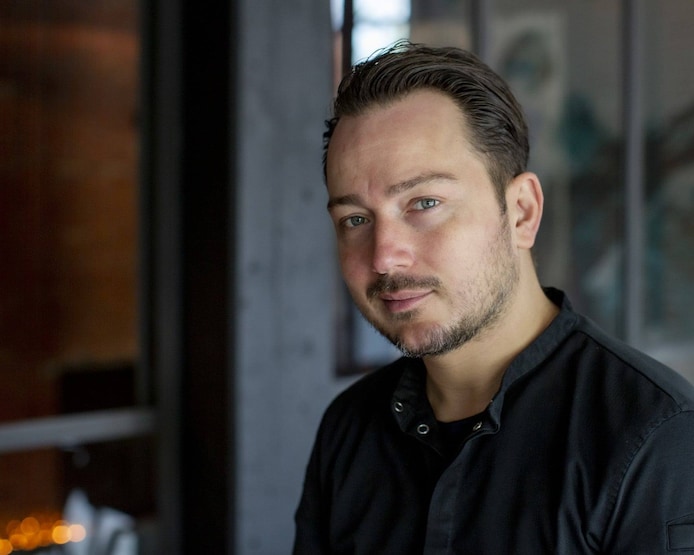 Sterrenchef Adrian Zarzo opent nieuwe wijnbar Barolo aan de ...