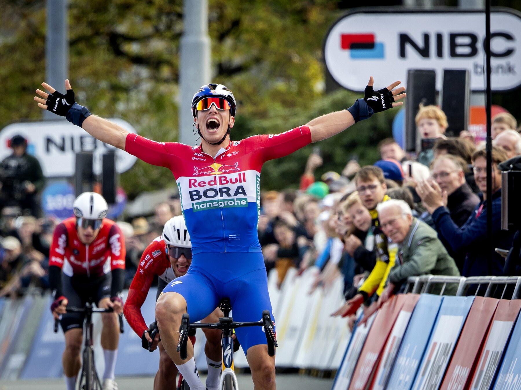 ‘Kannibaal’ Tadej Pogacar wint óók Europese titel en steekt Eddy Merckx ...