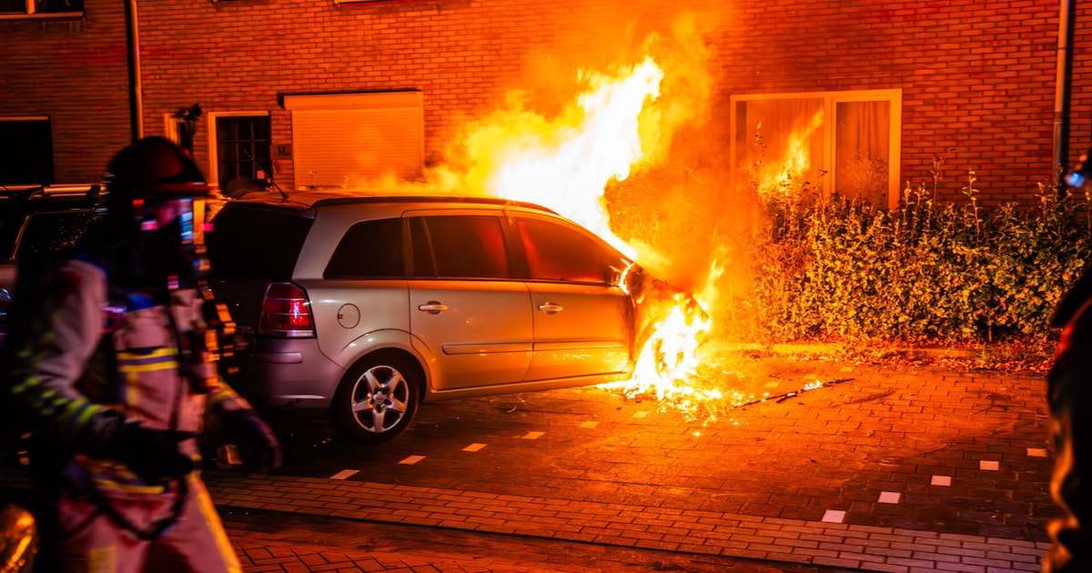 Auto brandt volledig uit in Geldrop, politie tast in het duister | 112 nieuws Geldrop-Mierlo | ED.nl
