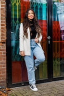 Met haar telefoon in haar hand verovert Siham Sanad (19) TikTok | Foto ...