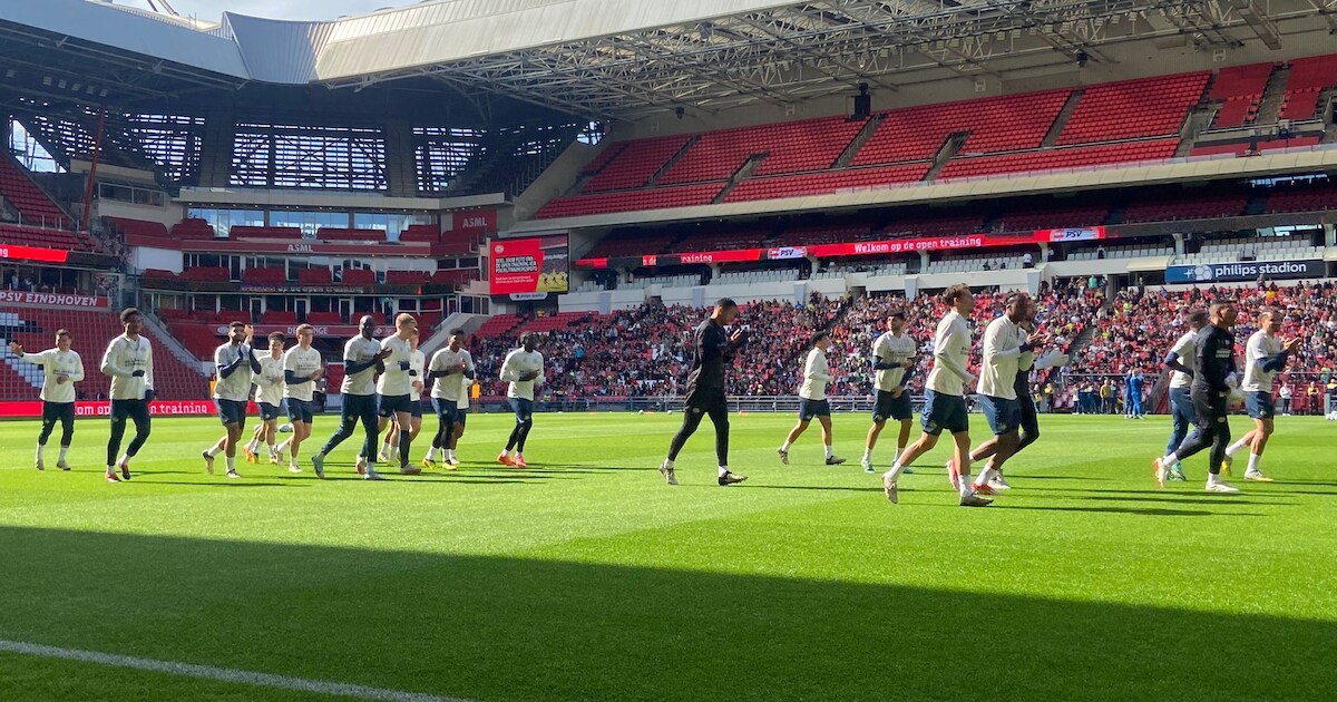 PSV begroet gigantisch aantal toeschouwers bij training in het stadion ...