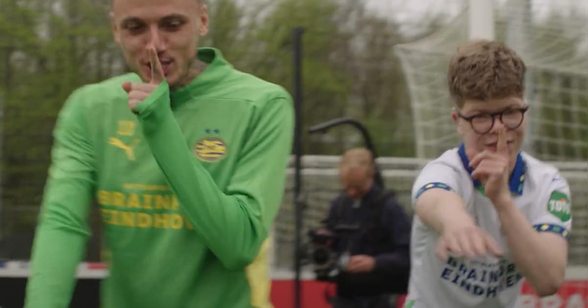 Noa Lang verrast zijn grote fan Gijs (17): ‘Vind je het leuk om met mij ...