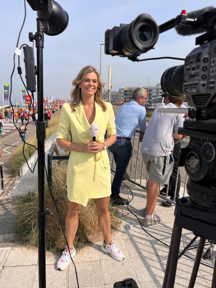 NOS-verslaggever Simone Tukker merkt dat mensen zich tegen de media keren: ‘Voor sommigen zijn ...