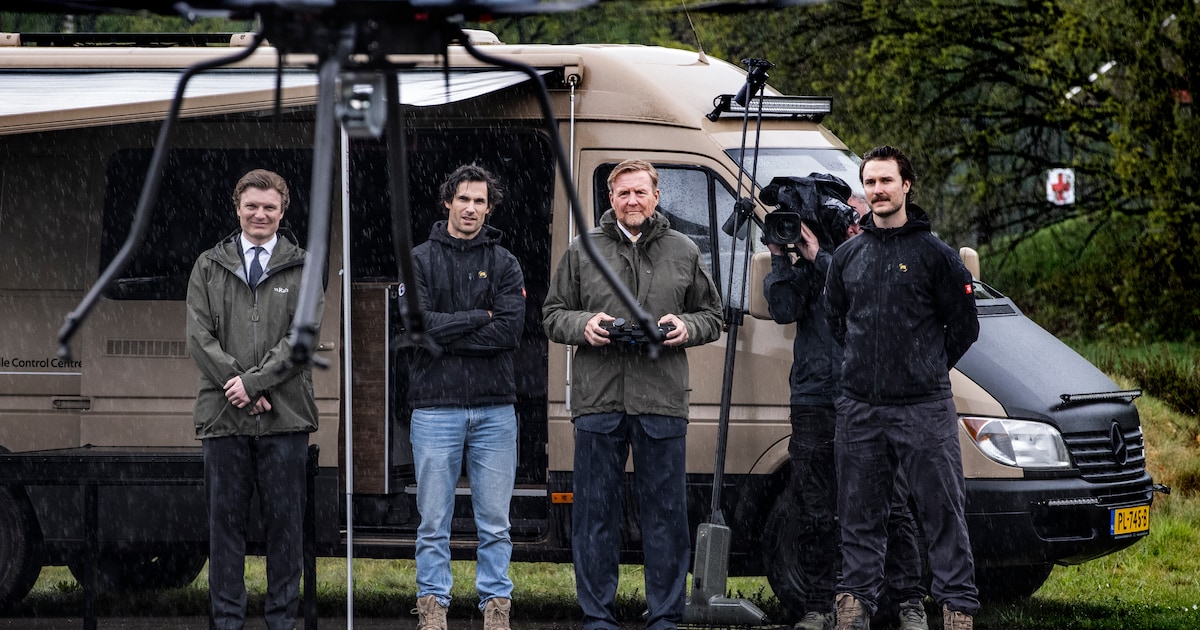 Koning bestuurt megadrone tijdens werkbezoek in de regen aan Vredepeel ...