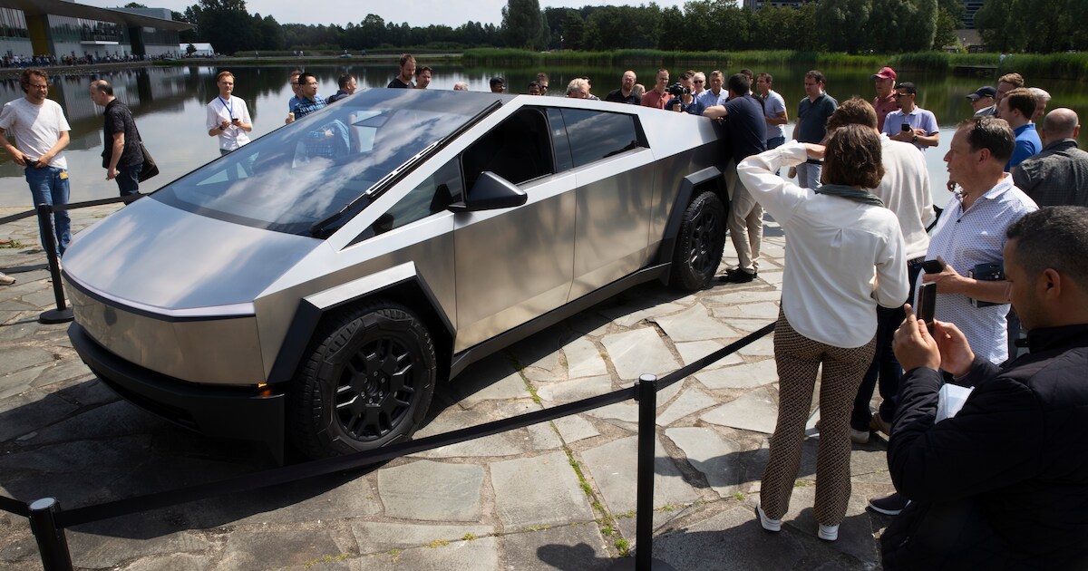 ‘Tesla-tank’ parkeert op de High Tech Campus in Eindhoven: ‘Bij mij ...