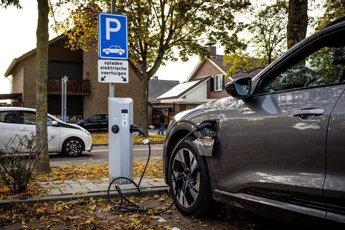 Laadpaal erin, laadpaal eruit: ‘Het zal toch niet waar zijn’, denkt ...
