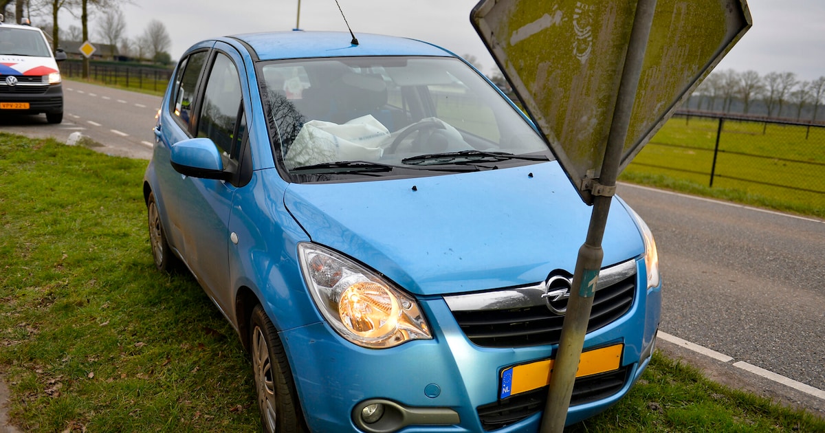 Vrouw neemt bocht te kort en botst frontaal tegen voorrangsbord in Deurne | Deurne | ED.nl