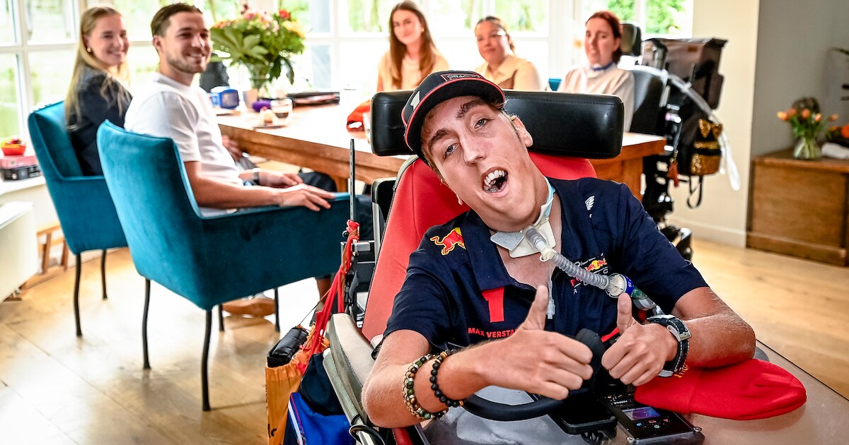 Nick (21) voelde zich eenzaam, tot zijn vaders oproep hem acht vrienden ...