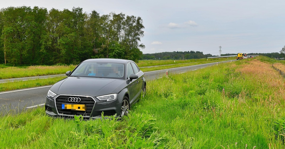 Tegemoetkomend verkeer moet auto op N69 ontwijken, tegenligger raakt hectometerpaaltje | 112 ...