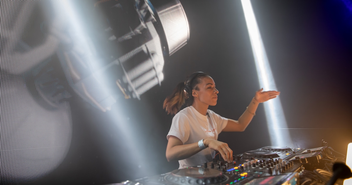 Somerense dj Cynthia draaide net als Afrojack en Hardwell op Duitse Parookaville: ‘Ik sta bol ...