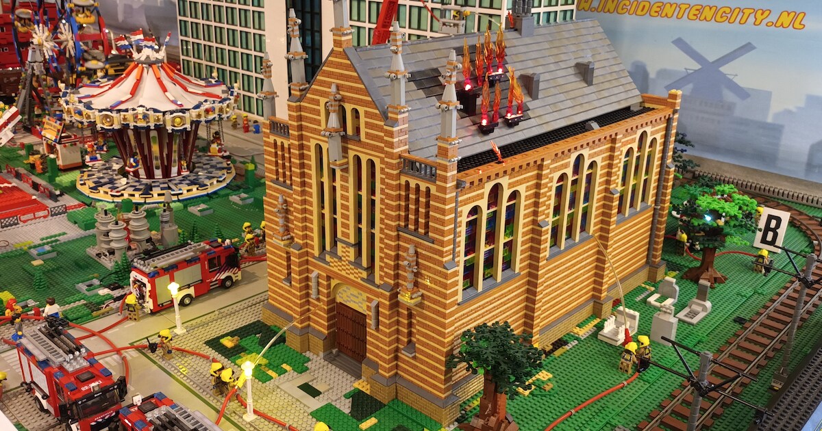 Brandweermannen bouwen afgebrande monumentale kapel Veghel na in Lego ...
