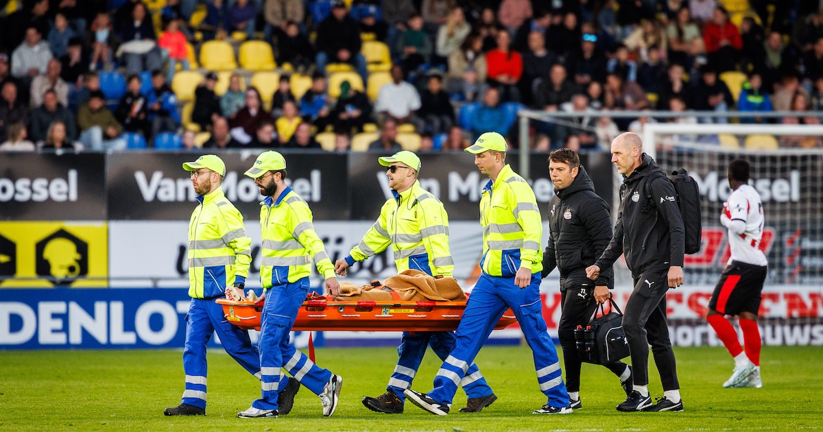 Wessel Kuhn na mooie avond bij PSV 1 nu per brancard van het veld bij ...