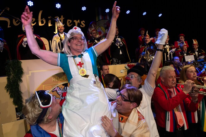 Suus Infuus geeft iedereen het nakijken en wint de Zilveren Narrenkap ...