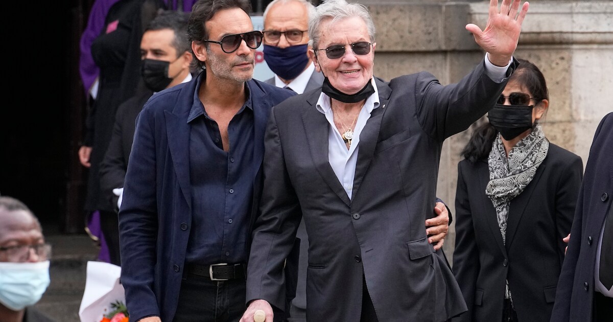 Kinderen klagen ‘partner’ filmster Alain Delon aan: ‘Behandelt hem ...