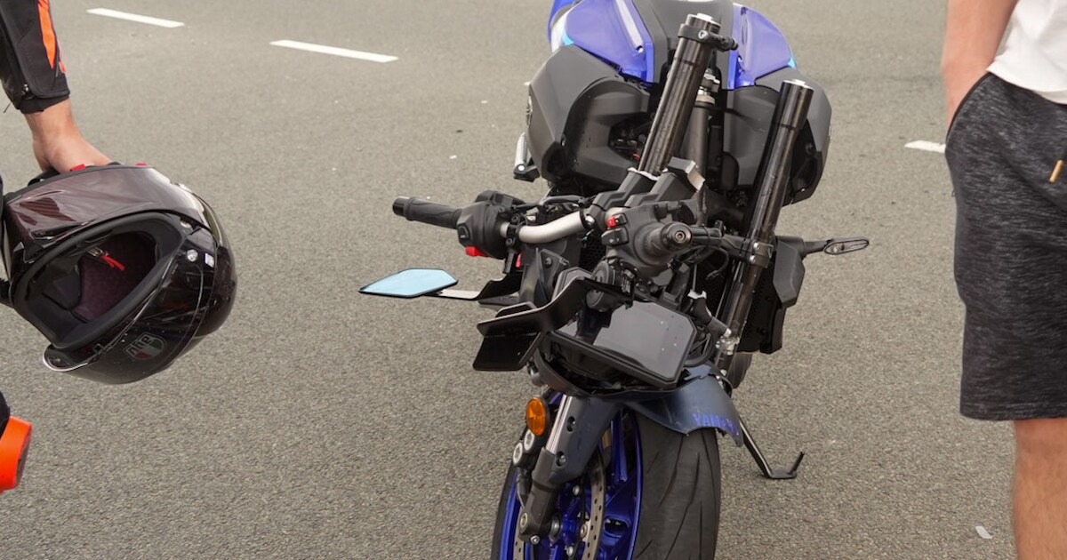 Stuur van motor breekt af bij botsing met auto in Beek en Donk ...