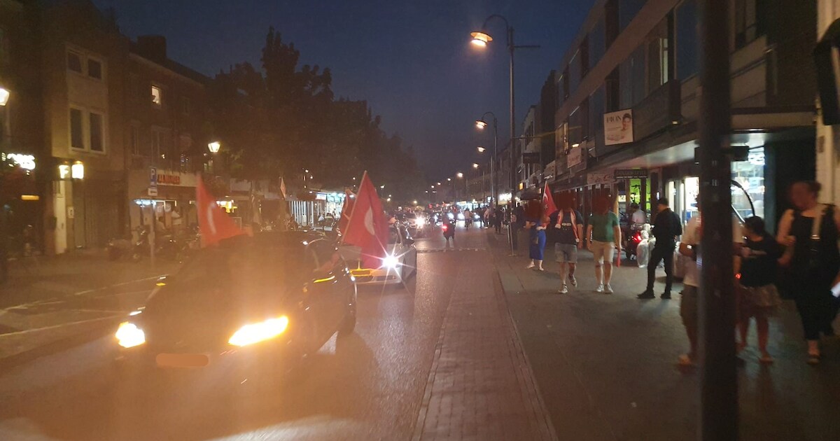 Tientallen auto's gaan toeterend door de Kruisstraat in Eindhoven na ...