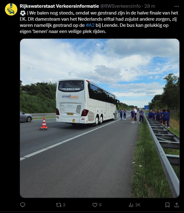 Spelersbus van Oranje Leeuwinnen strandt op A2 bij Leende: ‘Gelukkig ...