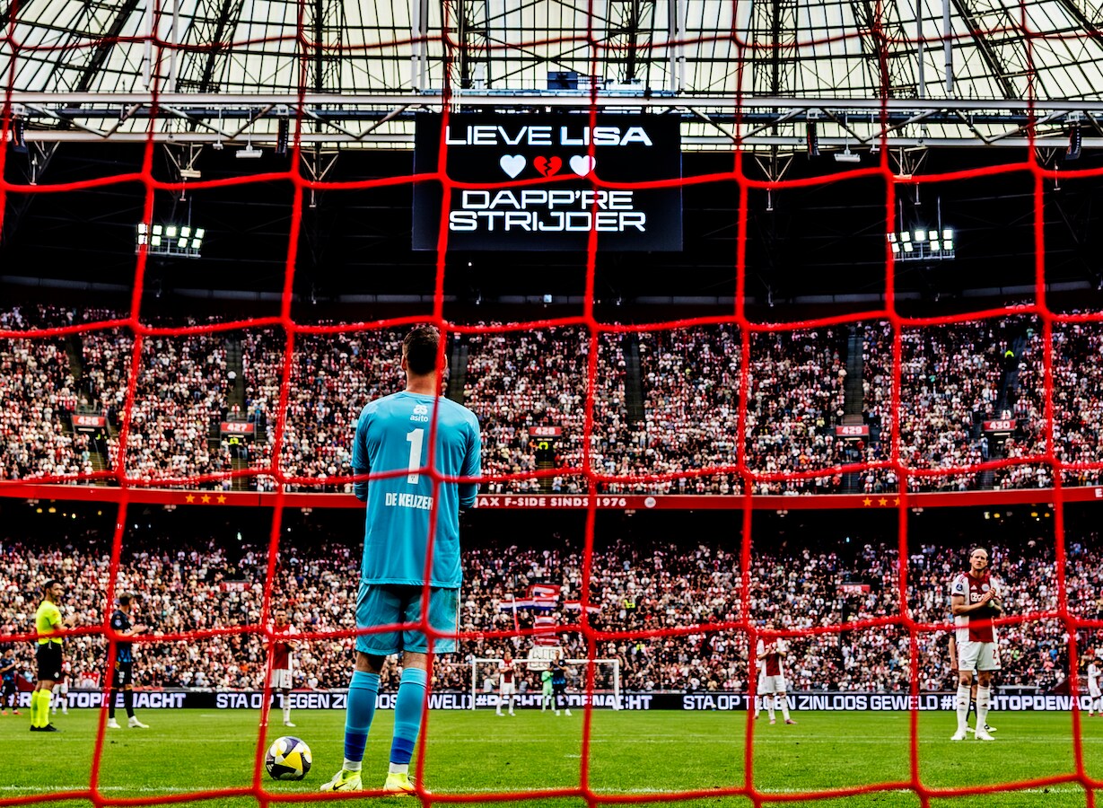 Prachtig eerbetoon in Arena: Ajax-fans klappen massaal voor vermoorde Lisa (17) uit Abcoude ...