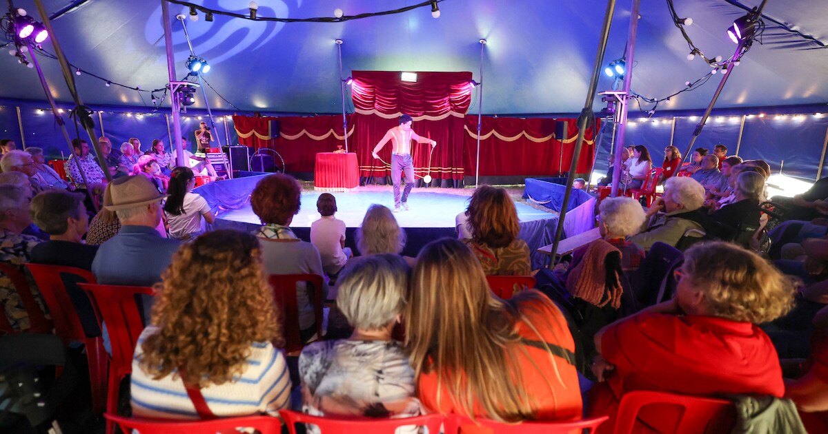 Circus in de Zorg laat mensen van de Paladijn lachen, onder meer om act ...