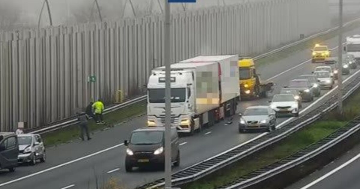 Twee vrachtwagens en meerdere personenauto’s botsen op elkaar in file ...