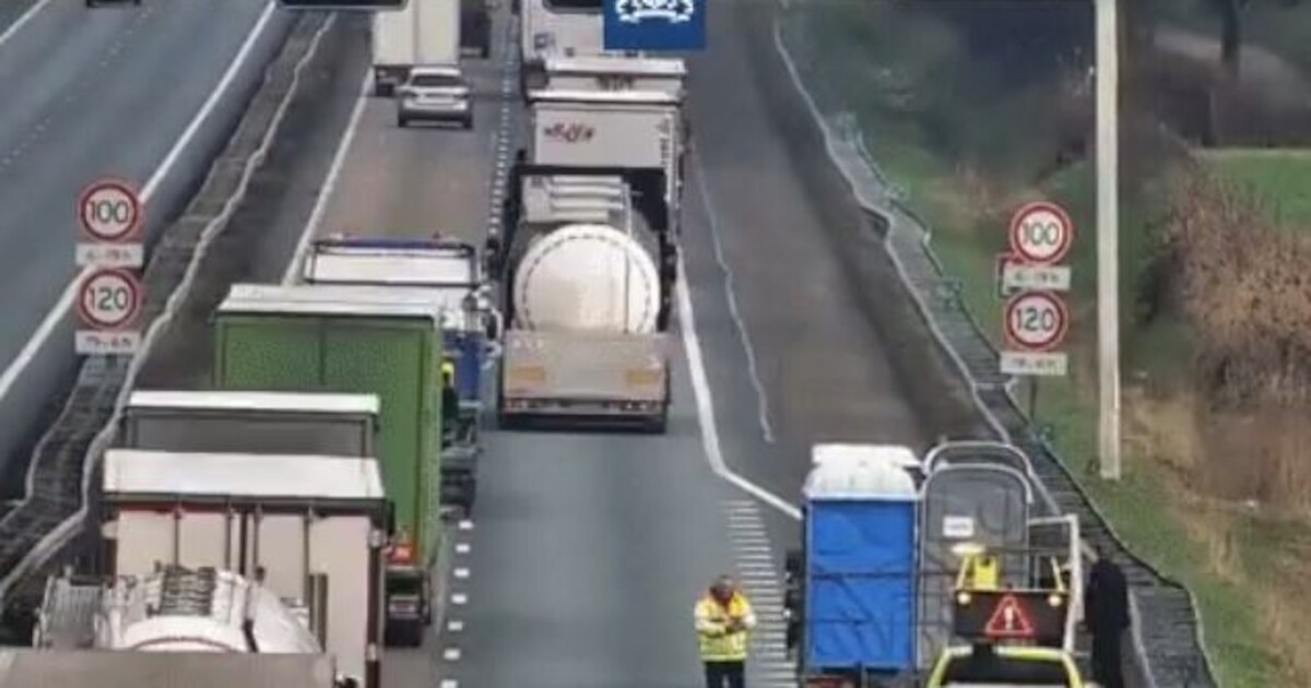 Transporteur verliest dixi op A67 bij Someren | Someren | ED.nl