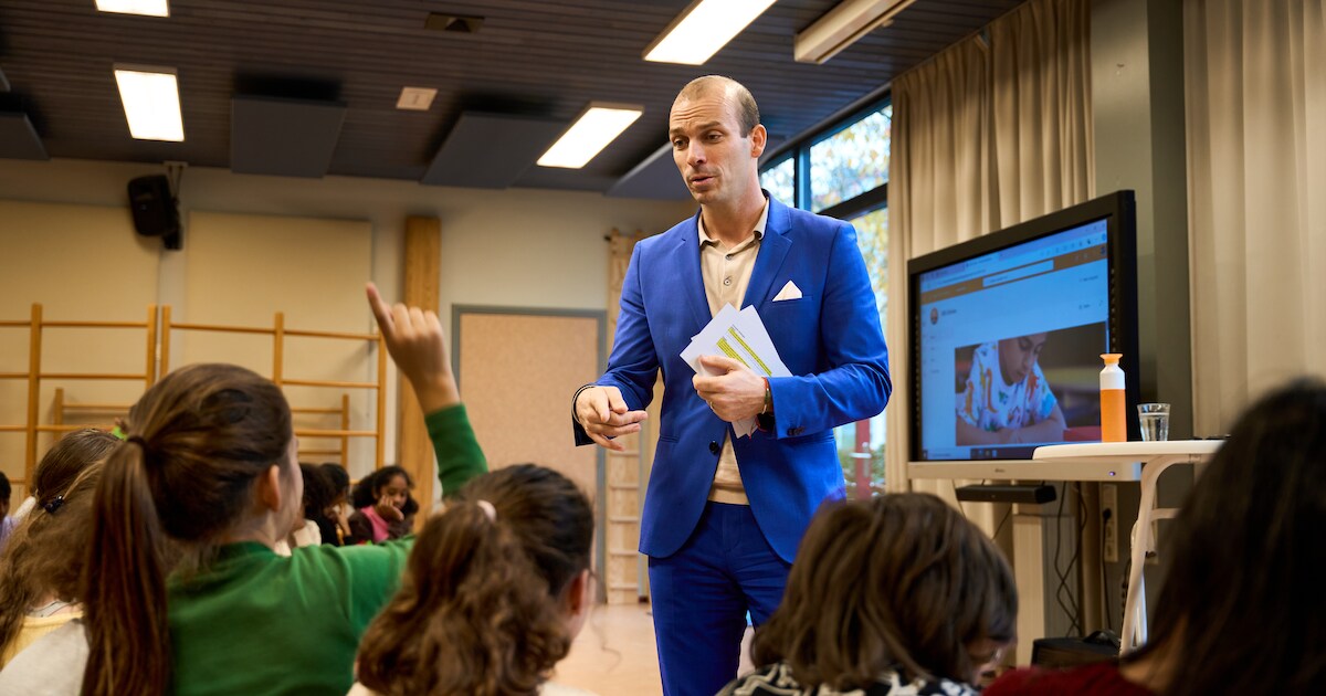 ‘Ik weet nu dat respect de hele dag terugkomt’, leert David tijdens een gastles van de wethouder ...