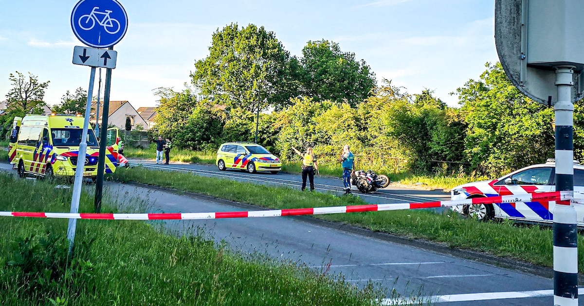 Motoragent botst tegen flitspaal en raakt zwaargewond in Geldrop ...