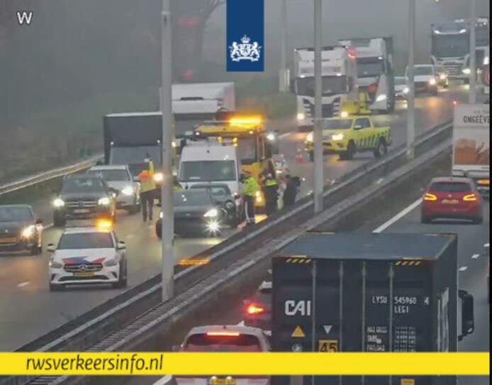 Vertraging neemt af na ongeval op de A58 bij Oirschot richting Eindhoven, weg weer vrij ...