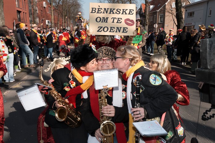 Kijk hier naar de foto’s van de optocht in Oeteldonk | Den Bosch | ed.nl