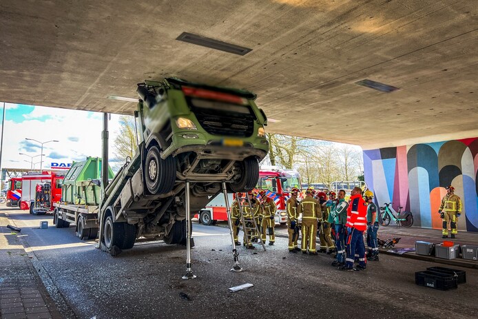 Vrachtwagen van containerbedrijf rijdt tegen viaduct, brandweer moet ...