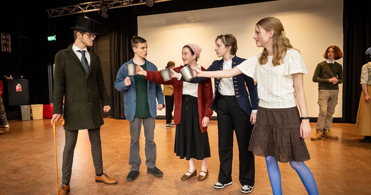 Teun (15) schreef én regisseert zijn eigen musical, over de Engelse ...