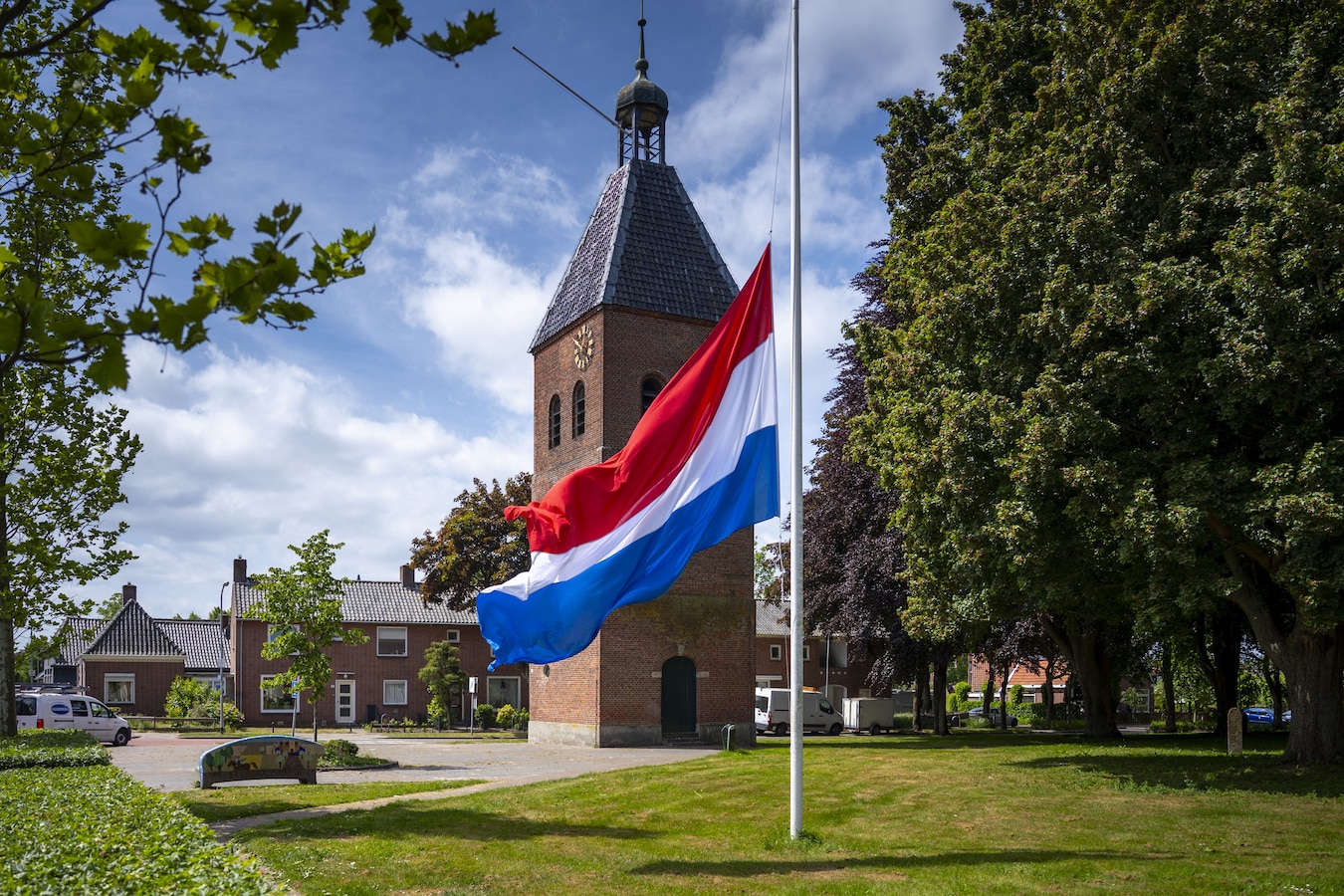Als de politie het huis van Klaas Bijl binnenstebuiten keert, gaan alle alarmbellen af | Foto ...
