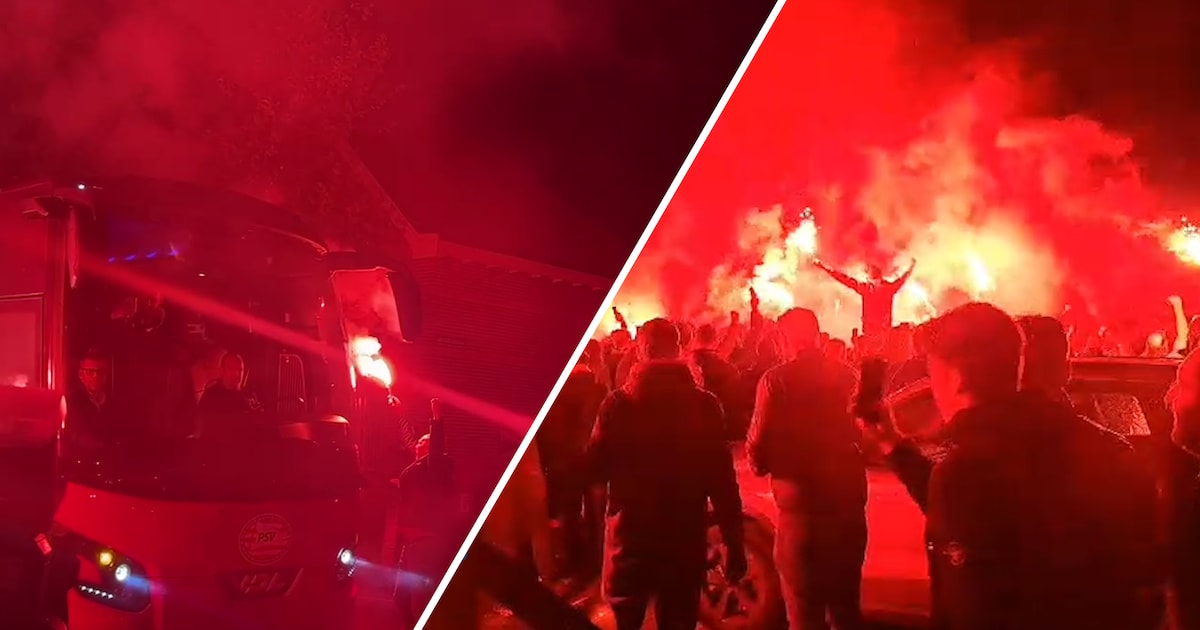 Dolblije PSV-fans onthalen spelers met rode fakkels en vuurwerk na ...