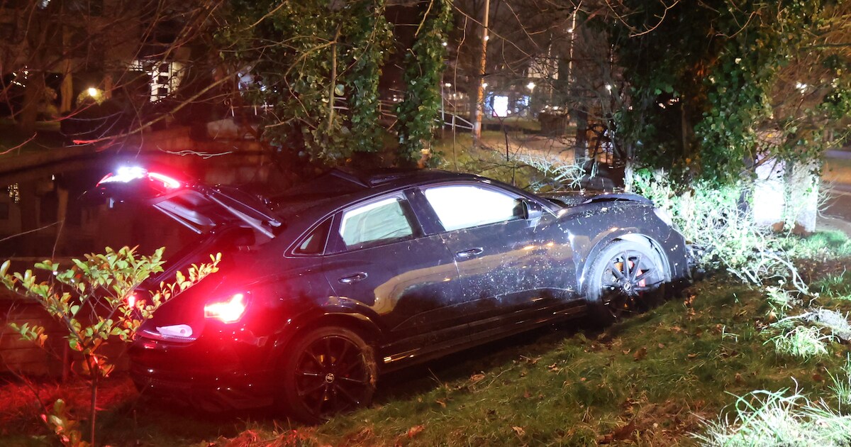 Dure auto uit trouwstoet rijdt tegen verkeer in, vliegt uit de bocht en ...