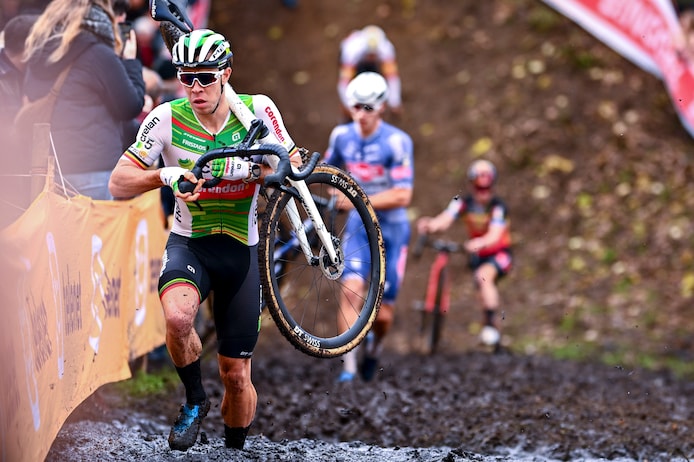 Laurens Sweeck knalt naar zege in Jaarmarktcross in Niel, Van der ...