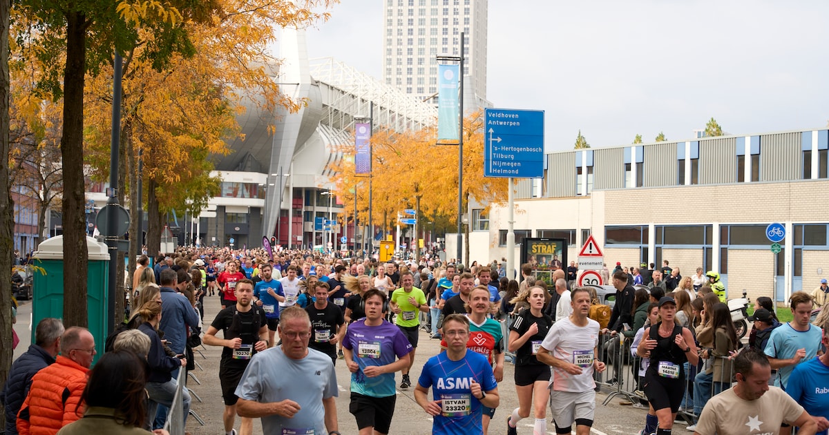 Agenten delen aangrijpend verhaal over reanimatie van loper halve marathon in Eindhoven ...