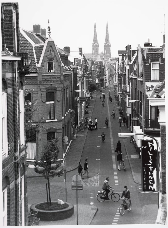 Dankzij Piet Romme (92) zijn fietspaden over de hele wereld rood; en ...