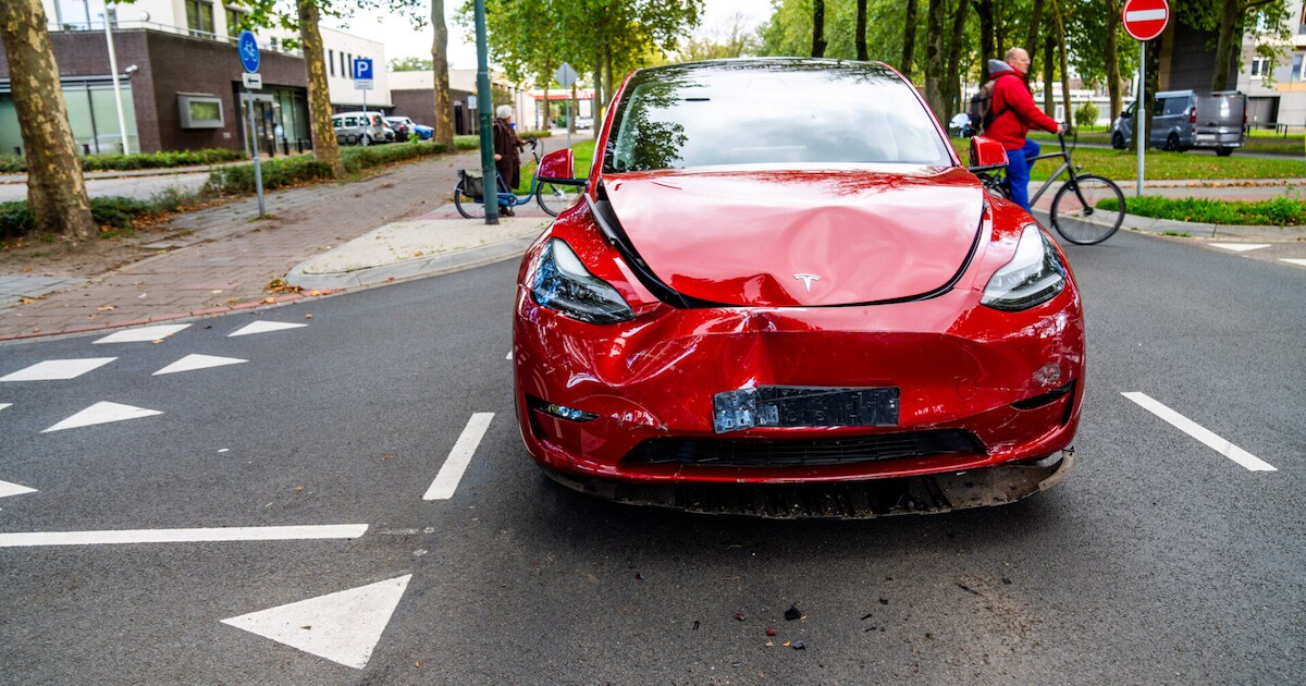 Botsing tussen twee auto’s in Geldrop, bestuurder nagekeken door ...