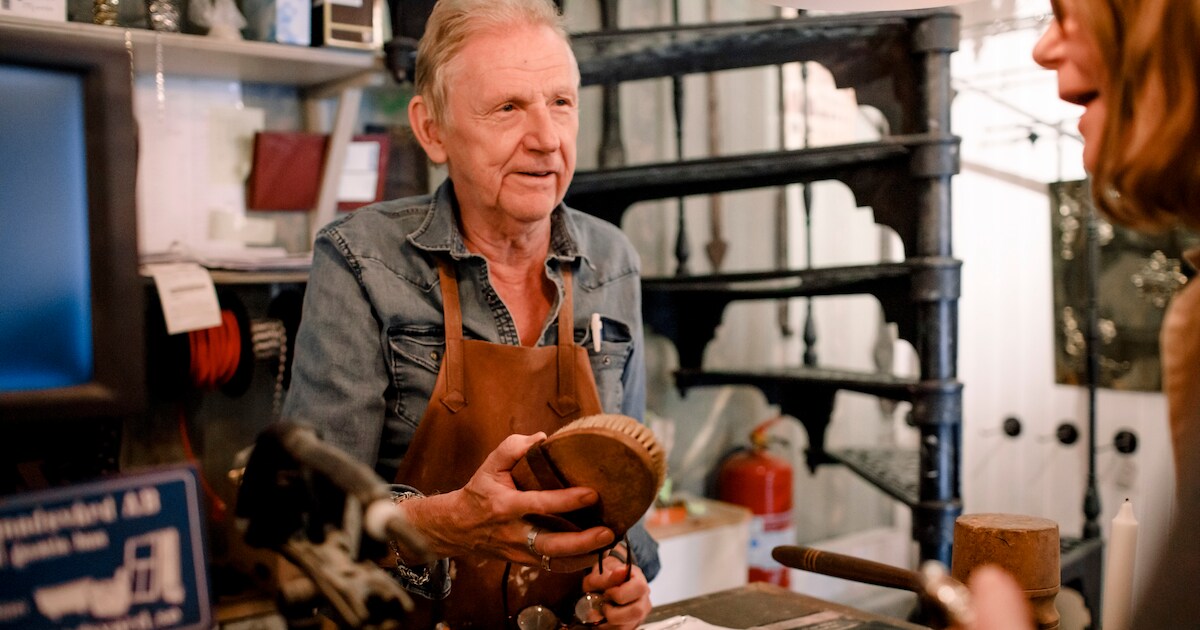 Piet van 70 werkt als saunameester en Joke geniet van lekker niks doen ...