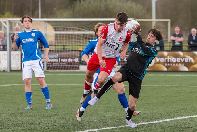 Steensel zorgt met rechtsbuiten op doel voor bijna-stunt: ‘Dit was eens ...