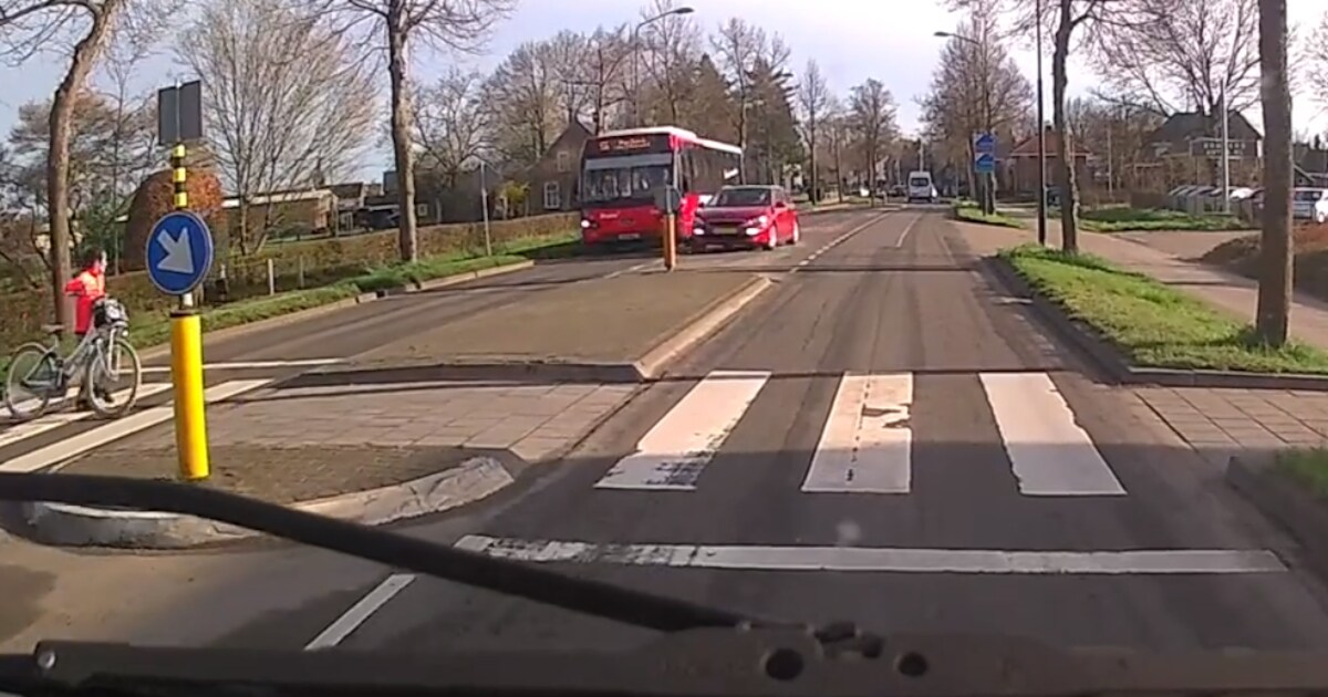 Dashcam filmt levensgevaarlijke capriolen in Sint-Oedenrode: kind bijna aangereden op zebrapad ...