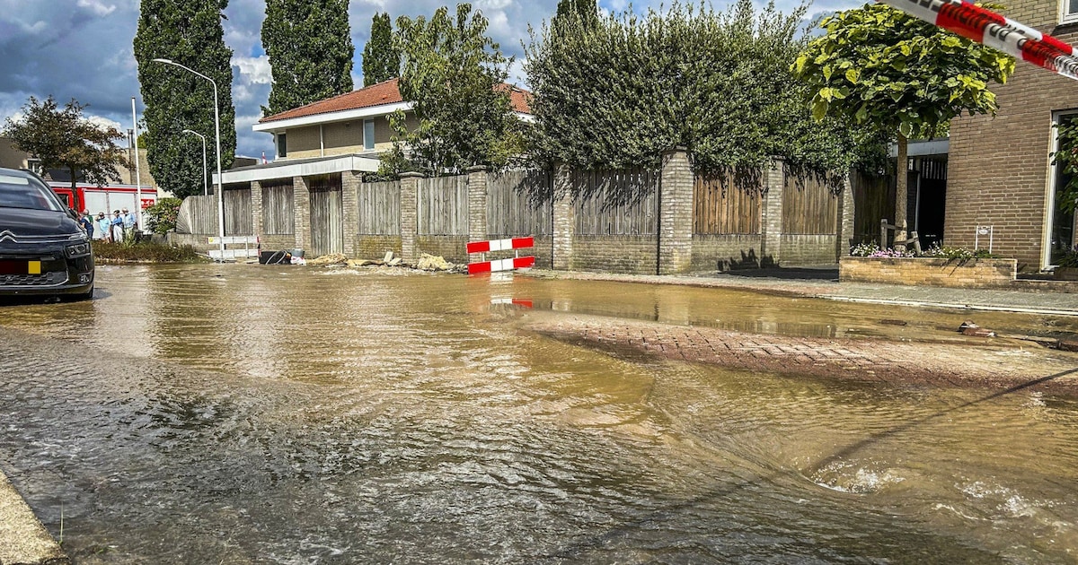 Leiding geraakt in woonwijk in Best, hele straat vol water | 112 nieuws ...
