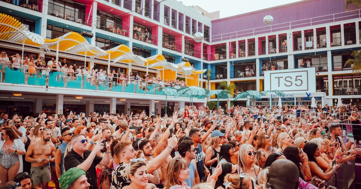 Opnieuw Britse toerist (19) overleden na val van balkon ‘hotel des ...