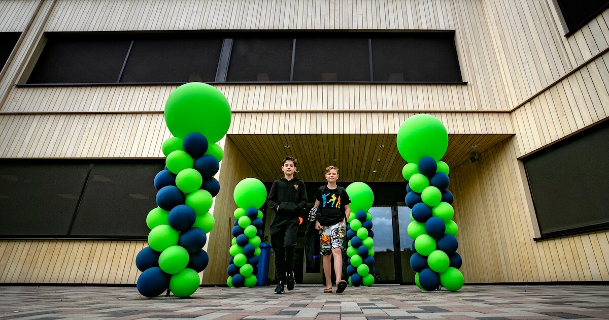 Brugklassers zien als eerste het nieuwe Strabrecht College in Geldrop ...