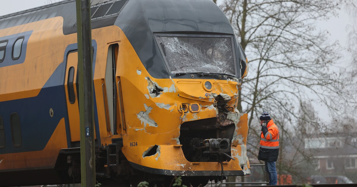 Trein botst met graafmachine: bestuurder én machinist hebben engeltje ...