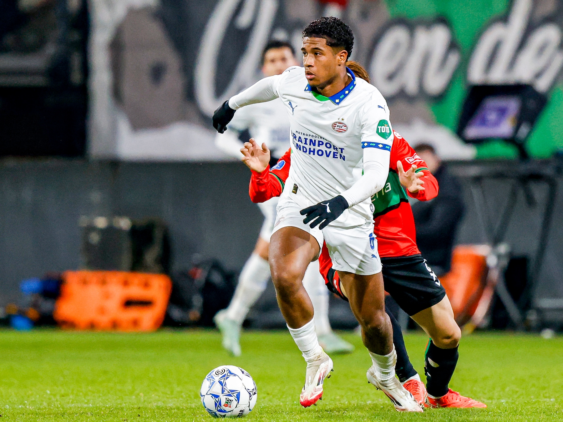 Het is foute boel voor Pléa: de aanvaller ligt er vele maanden uit en PSV moet de transfermarkt ...