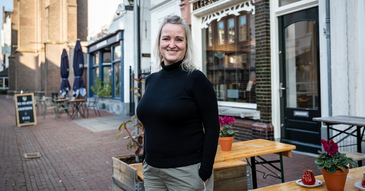 Natasja (52) waagt het erop en wandelt naar Spanje: ‘Ik hoop dat mijn nieuwe been het houdt ...